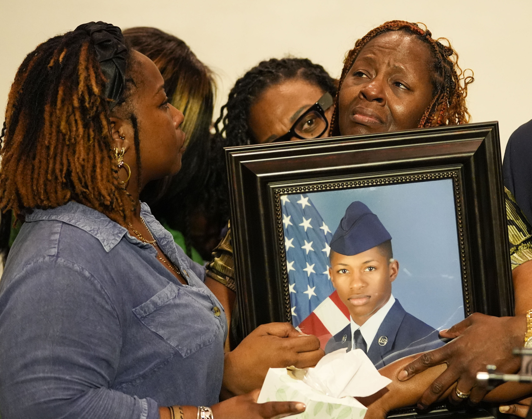 Afroamerikanischer US-Soldat in seiner Wohnung von Polizisten ...