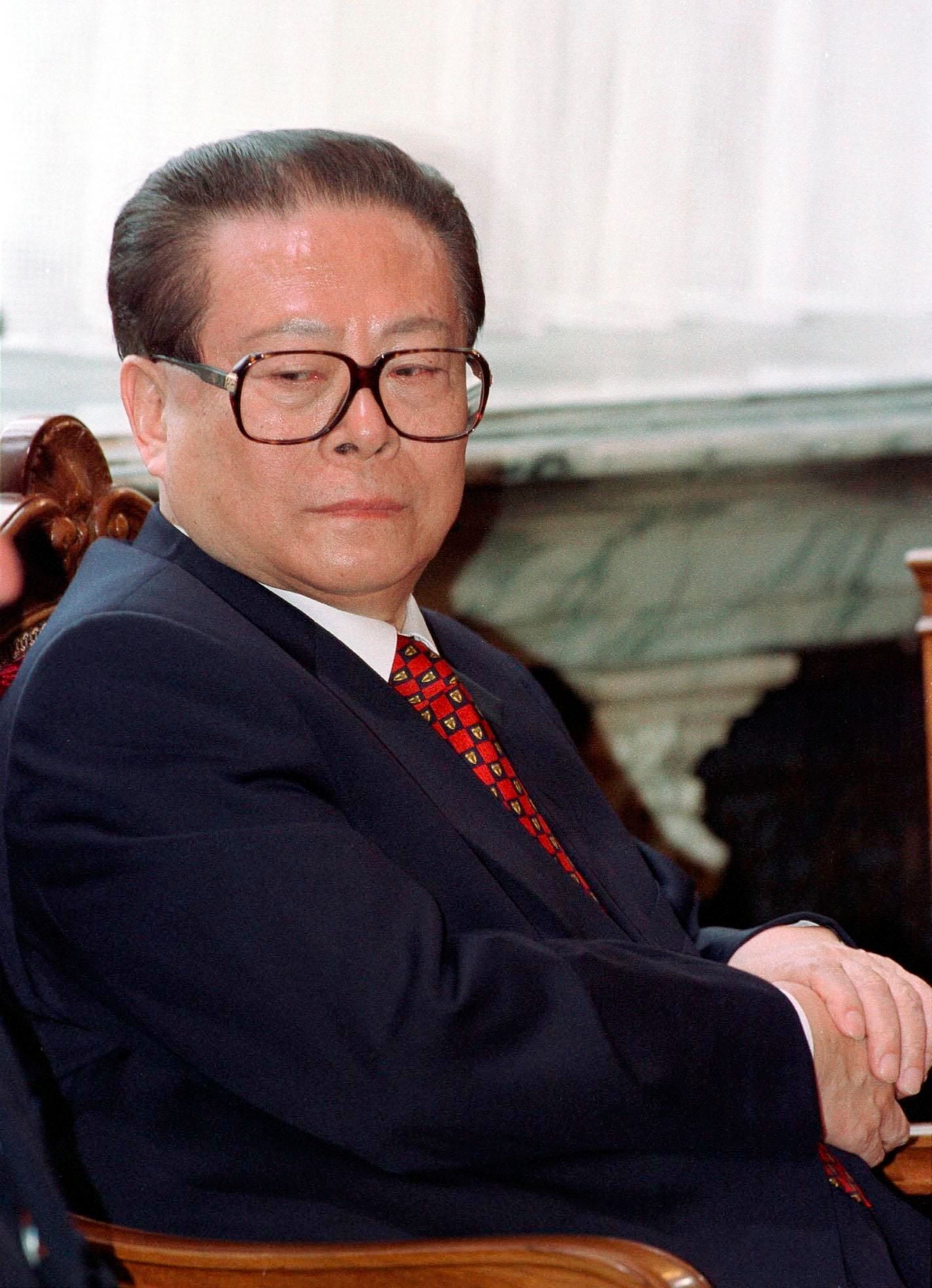Staatsbesuche in Bern: Als Adolf Ogi Jiang Zemin mit einem Bergkristall ...