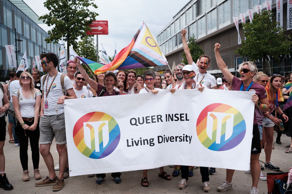 Pride in Bern: Hunderte queere Menschen demonstrieren zum ersten Mal in ...