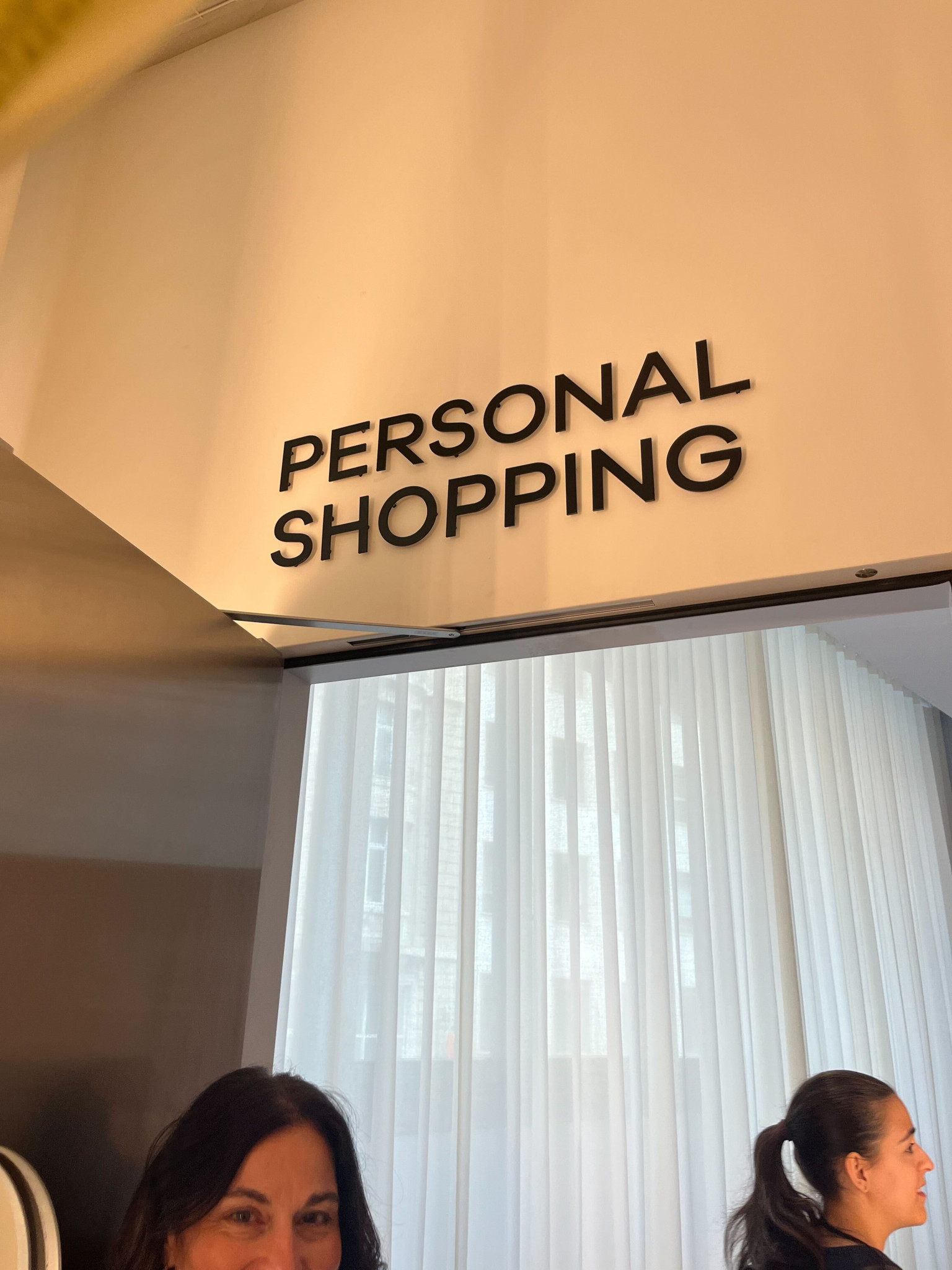 Globus Basel: Champagner und Deckenkontroverse an Eröffnung