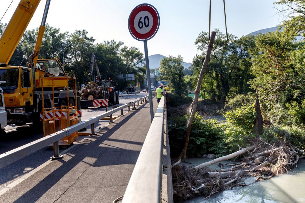 Genève – Une grosse quantité d'embâcles retirés du pont du Val-d'Arve ...