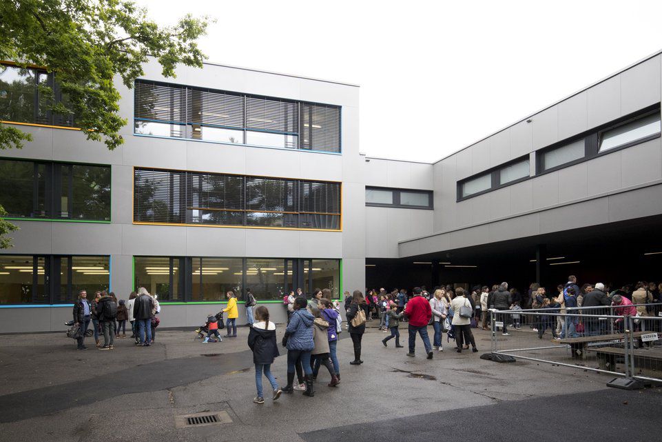 Les élèves des Crêts-de-Champel récupèrent leur école | Tribune de Genève
