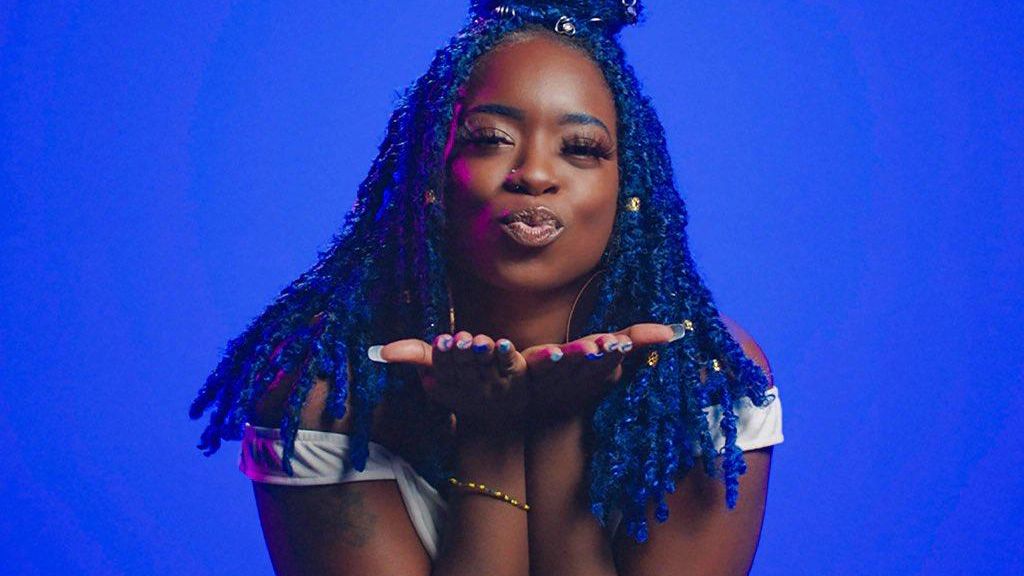 Sur Netflix: Raven Sutton, sourde, muette et candidate de téléréalité ...