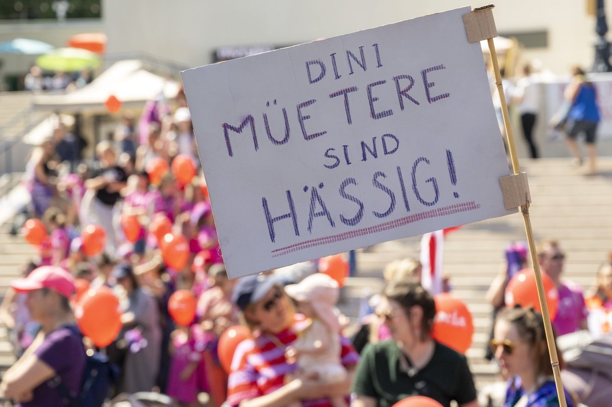 News zum feministischen Streik in Basel: Gegen 10'000 Personen an Demo ...