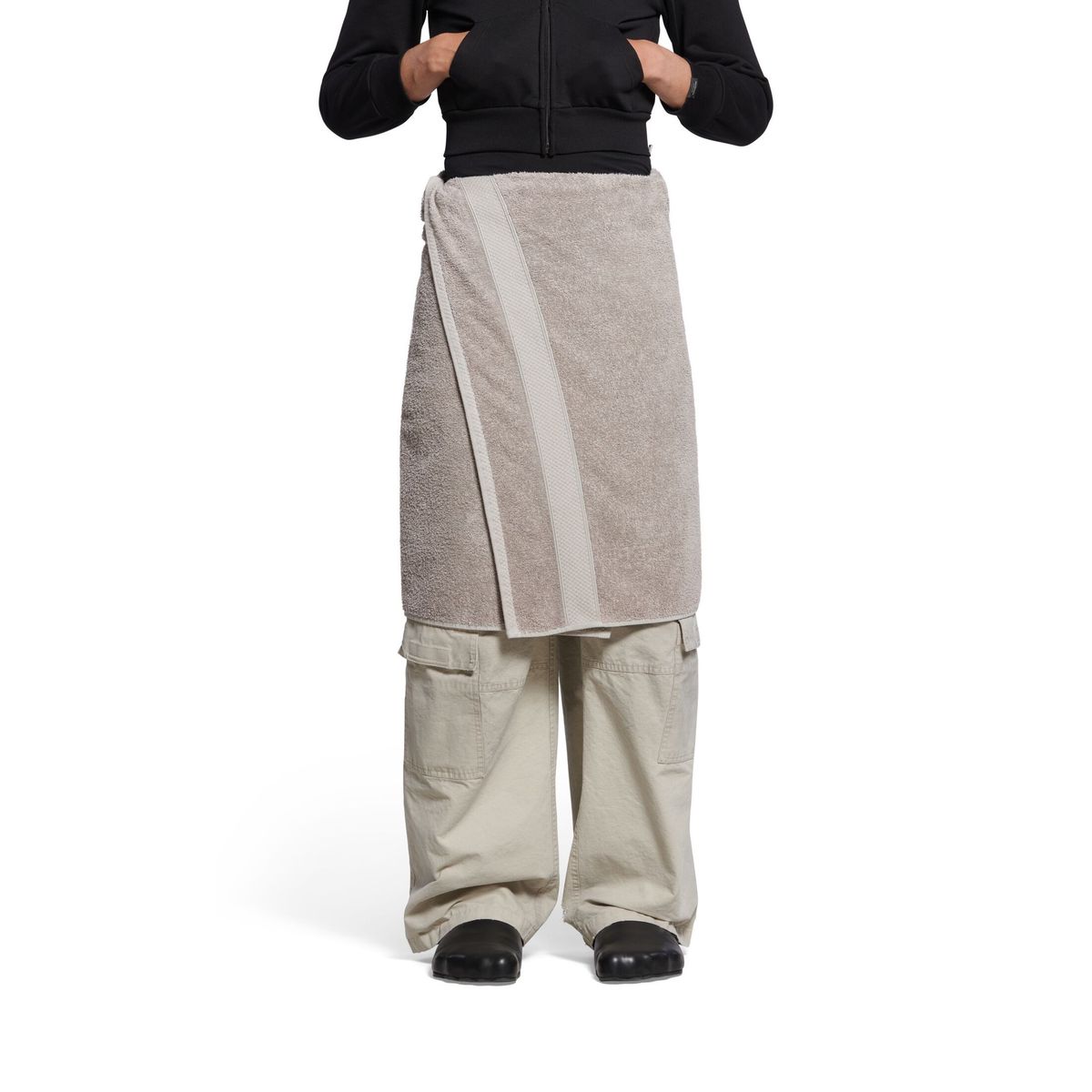 Fungiert als Rock: Für dieses Handtuch will Balenciaga 695 Euro haben ...