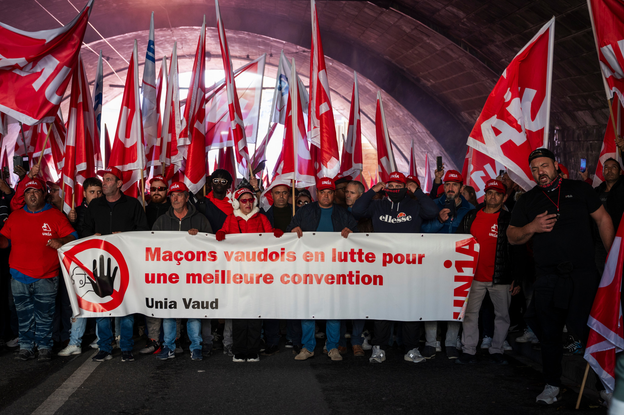Bâtiment: des milliers de maçons manifestent à Genève et Lausanne