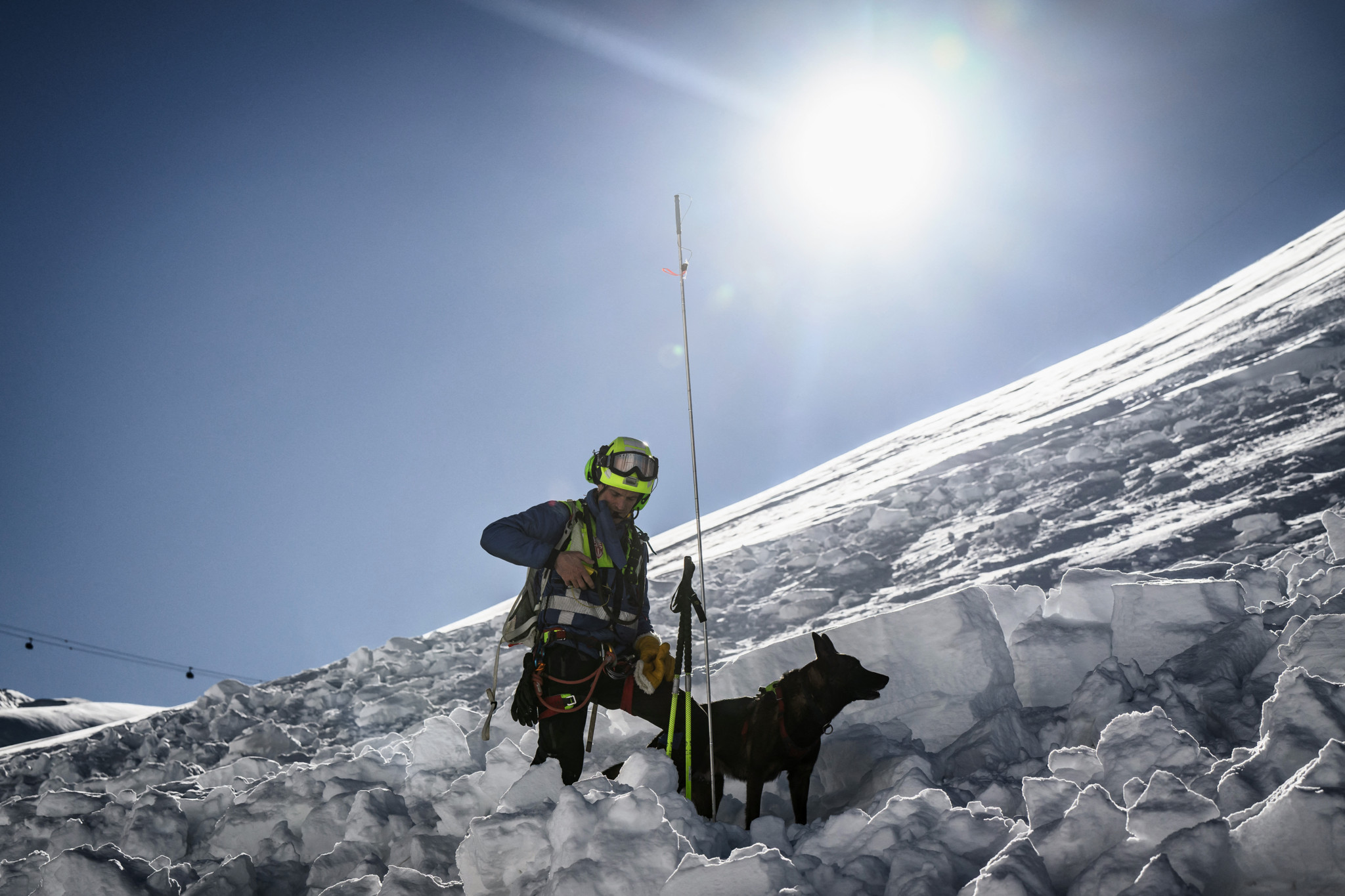 Avalanche: un randonneur survit trois heures sous la neige