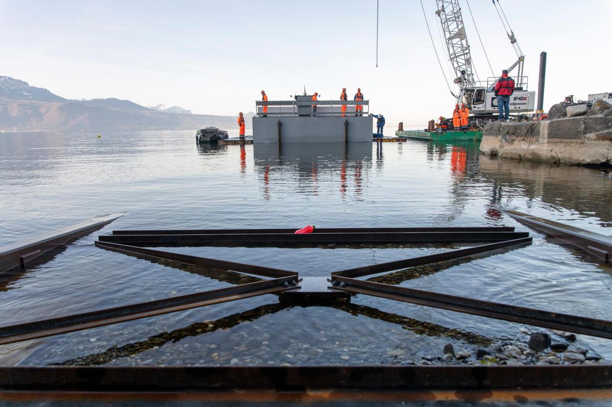 Le pont flottant est arrivé sur un lac d’huile | 24 heures