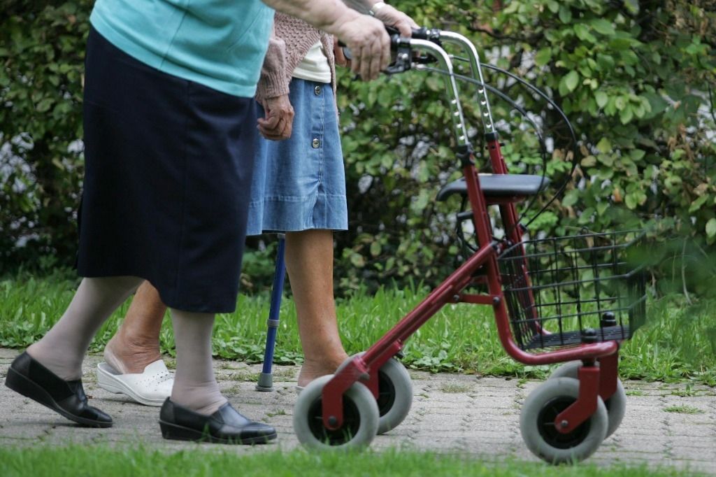 Auch vergleichsweise gute Löhne lösen das Pflegeproblem nicht | Tages ...