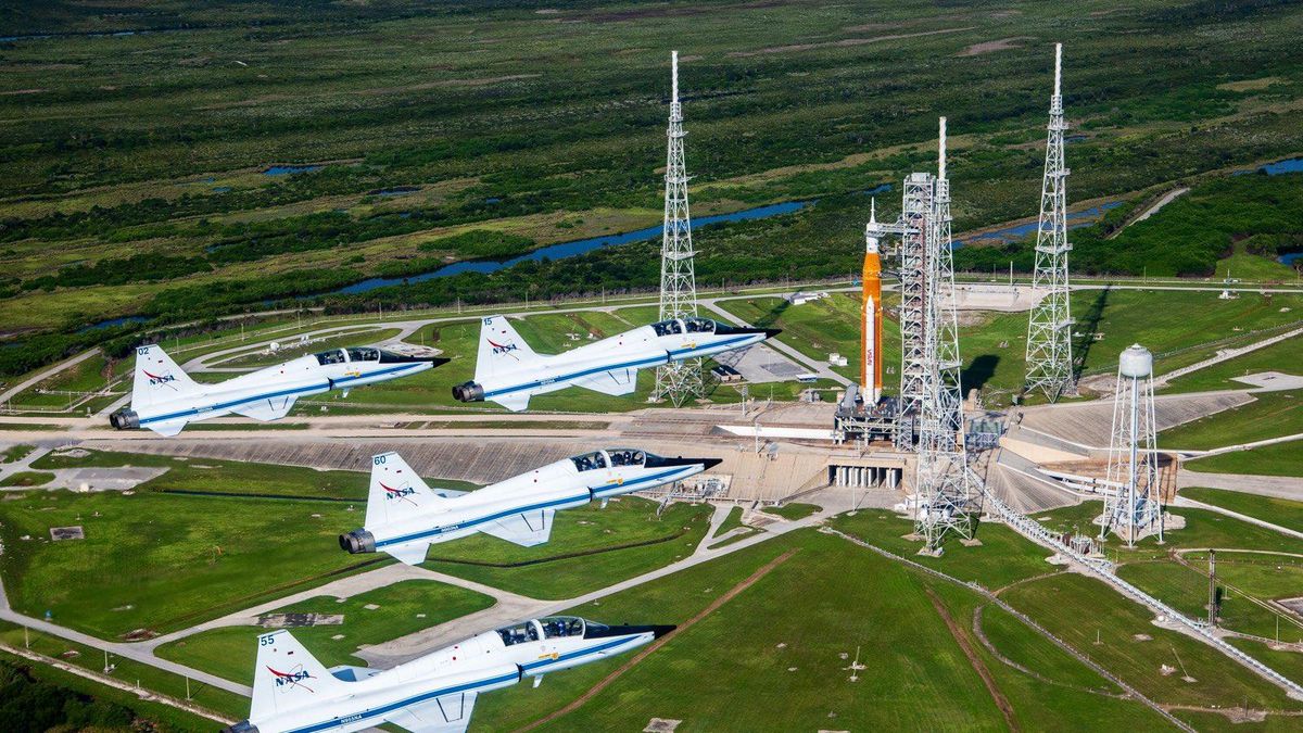 Des astronautes survolent en jet la fusée Artemis - Le Matin