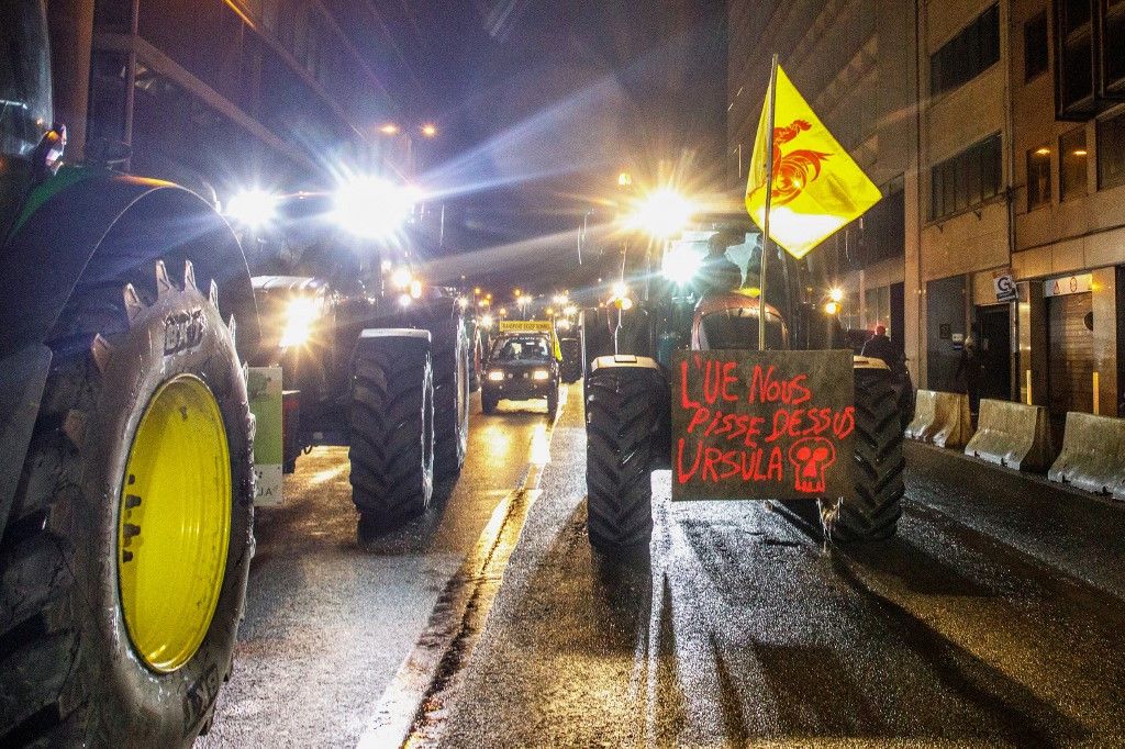 Agriculteurs: des milliers de tracteurs bloquent Bruxelles | Tribune de ...