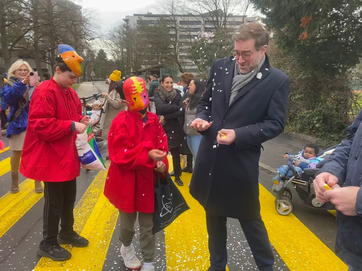 Inmitten des Wahlkampfs: Conradin Cramer wird an der Schülerfasnacht ...