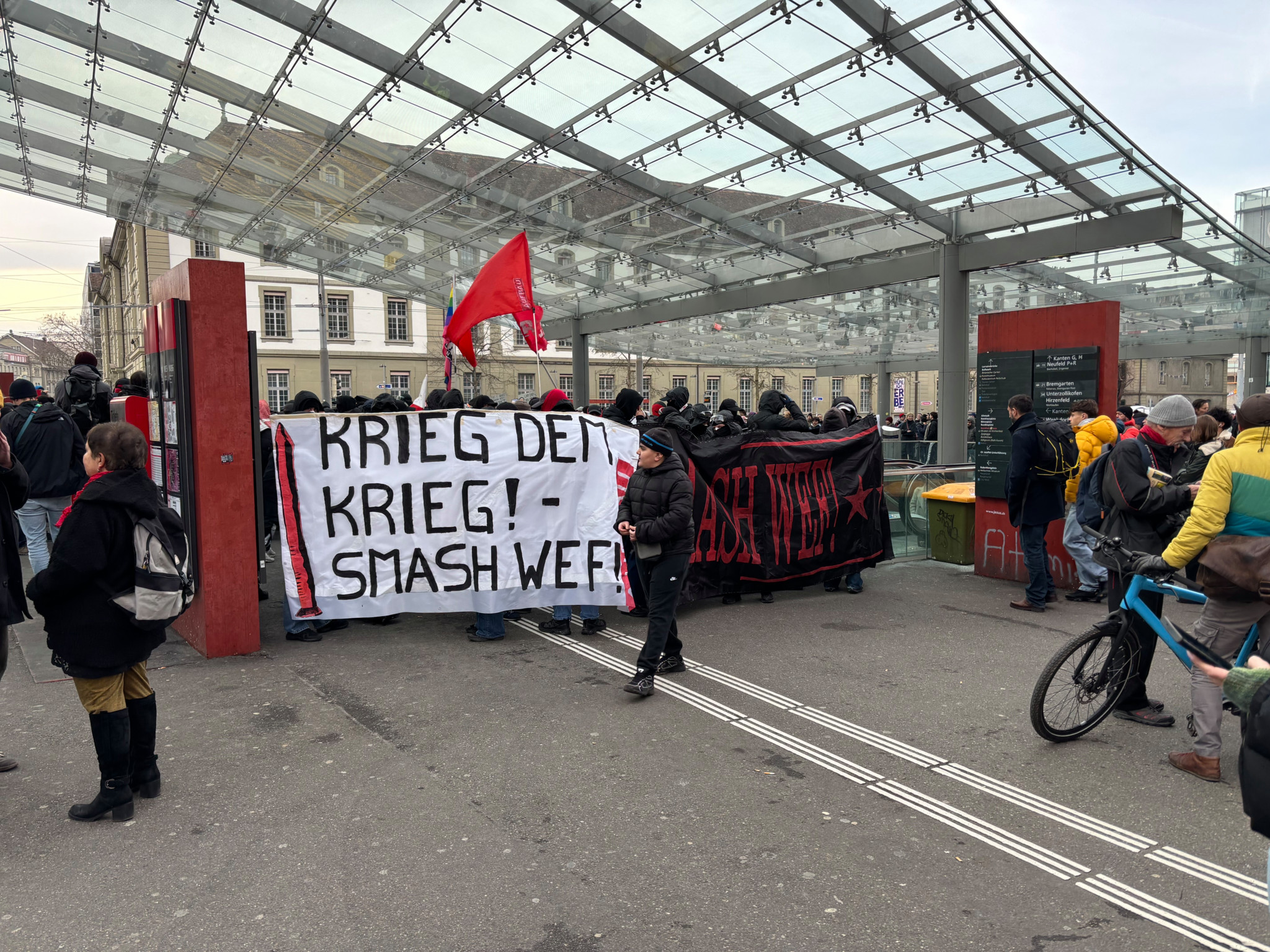 Anti WEF Demo Bern: Linksautonome protestieren in der Stadt
