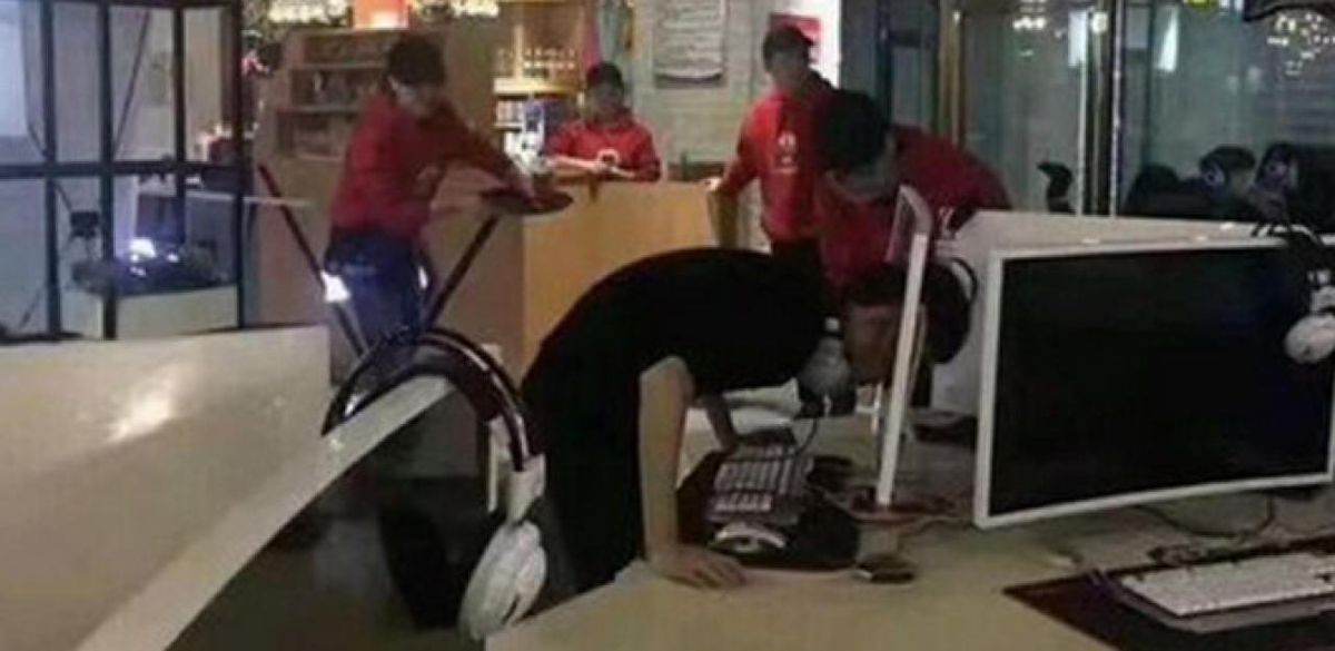 Ausraster im Game-Café – Frustrierter Profi-Zocker zerstört Monitor mit ...