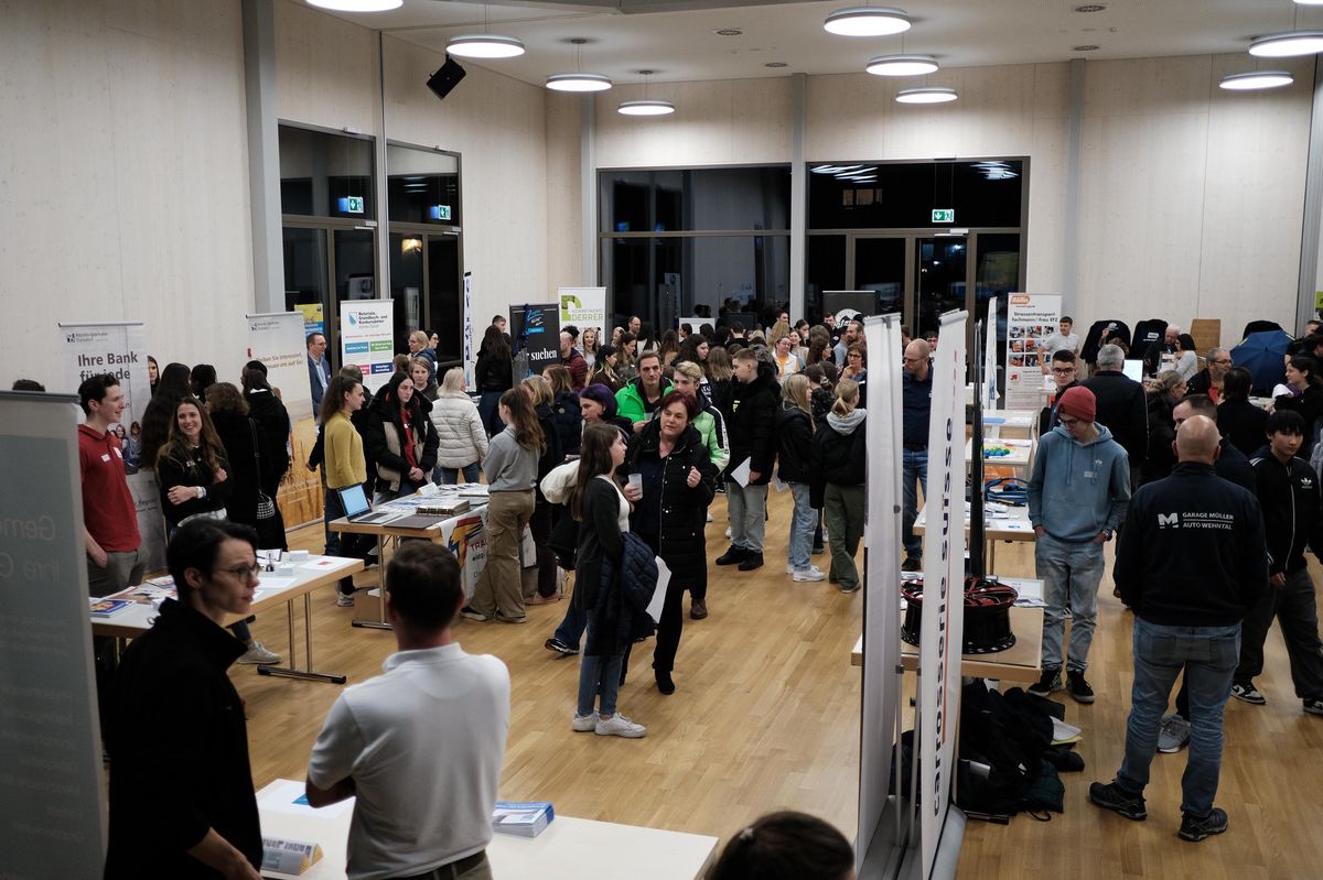 Berufswahl: Die Aula verwandelte sich in einen lebendigen Marktplatz ...