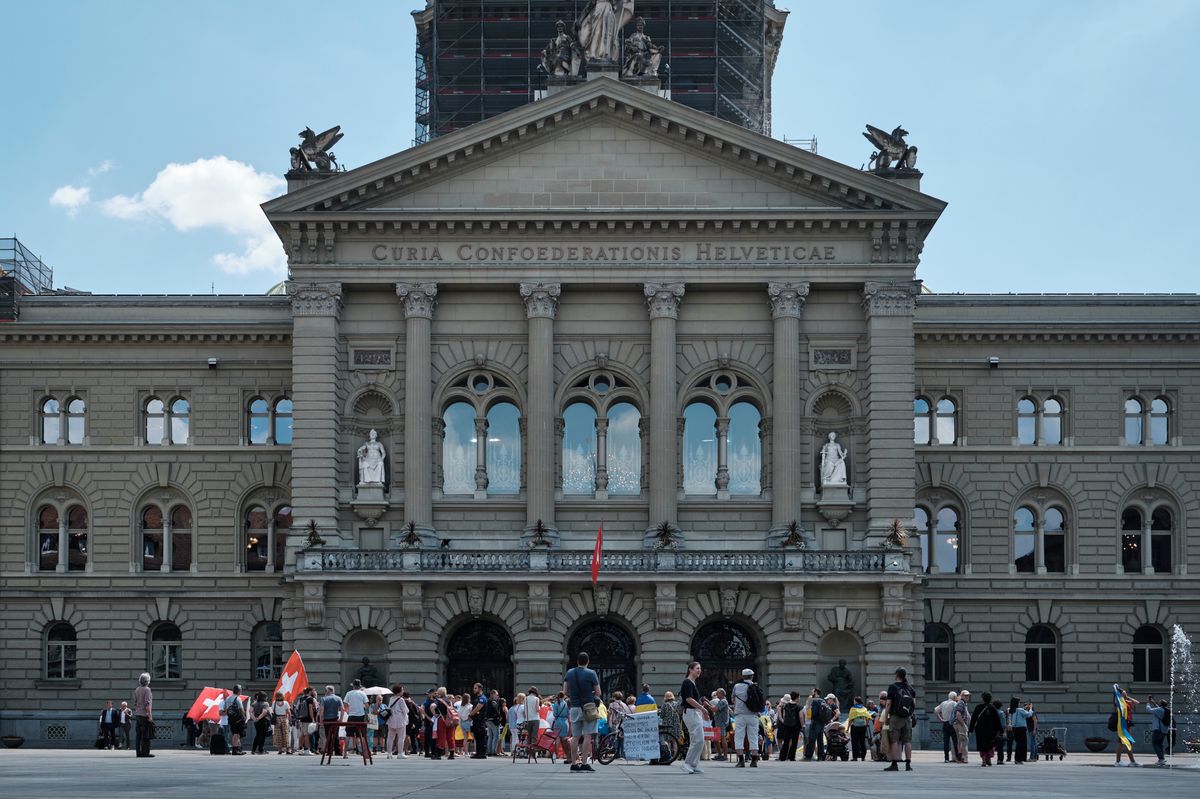 Selenski-Rede im Parlament: Rot-weisse Fahnen neben gelb-blauen ...