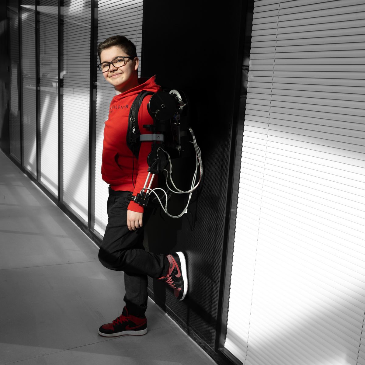 EPFL: une expo met en scène des personnes avec un exosquelette | 24 heures