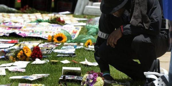 King of Pop – Michael Jackson-Fans trauern am Grab - L'essentiel