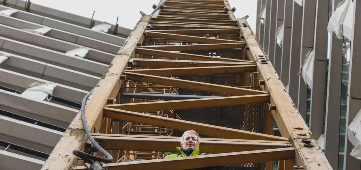 Spektakulärer Job - Er wacht 85 Meter über dem Boden über die Gravity ...