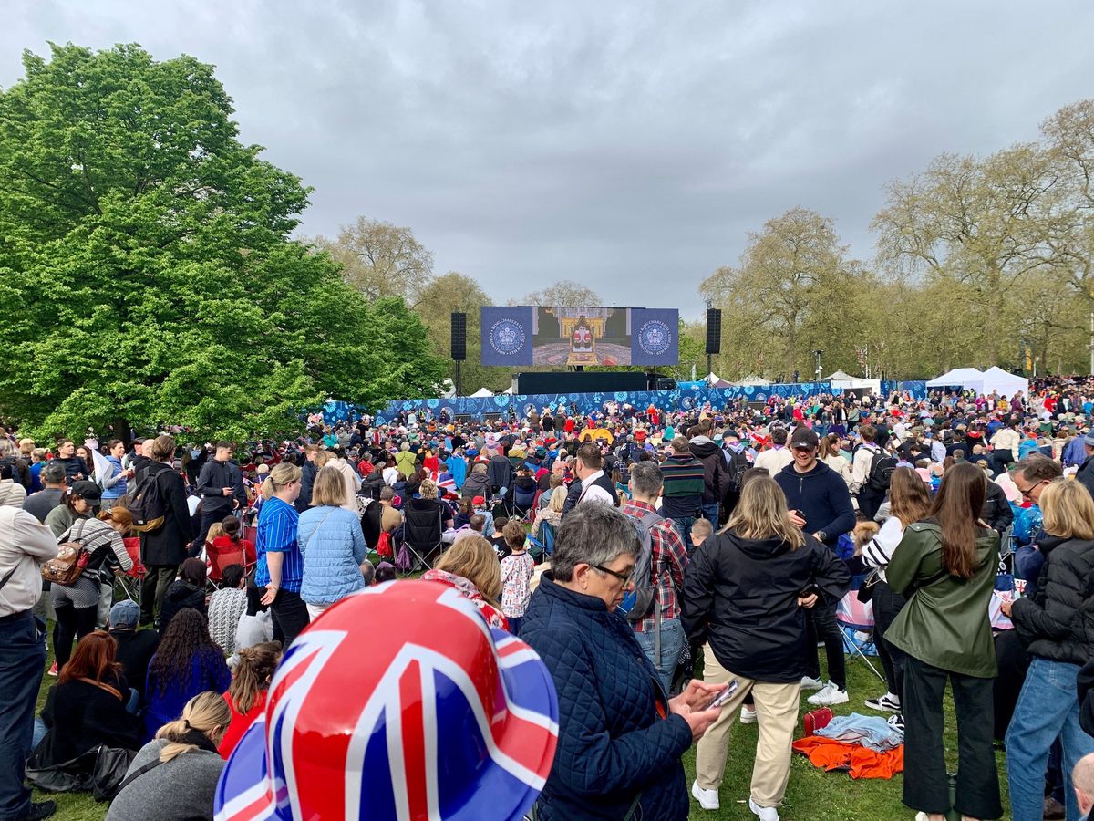 Londres: Malgré la pluie, une foule relax au couronnement de Charles ...
