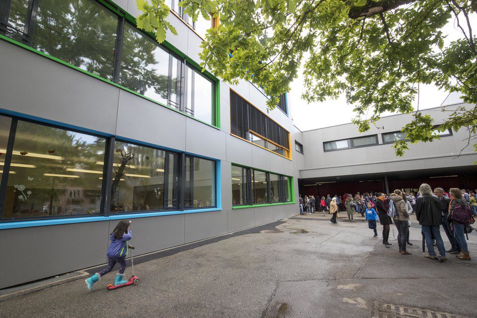 Les élèves des Crêts-de-Champel récupèrent leur école | Tribune de Genève