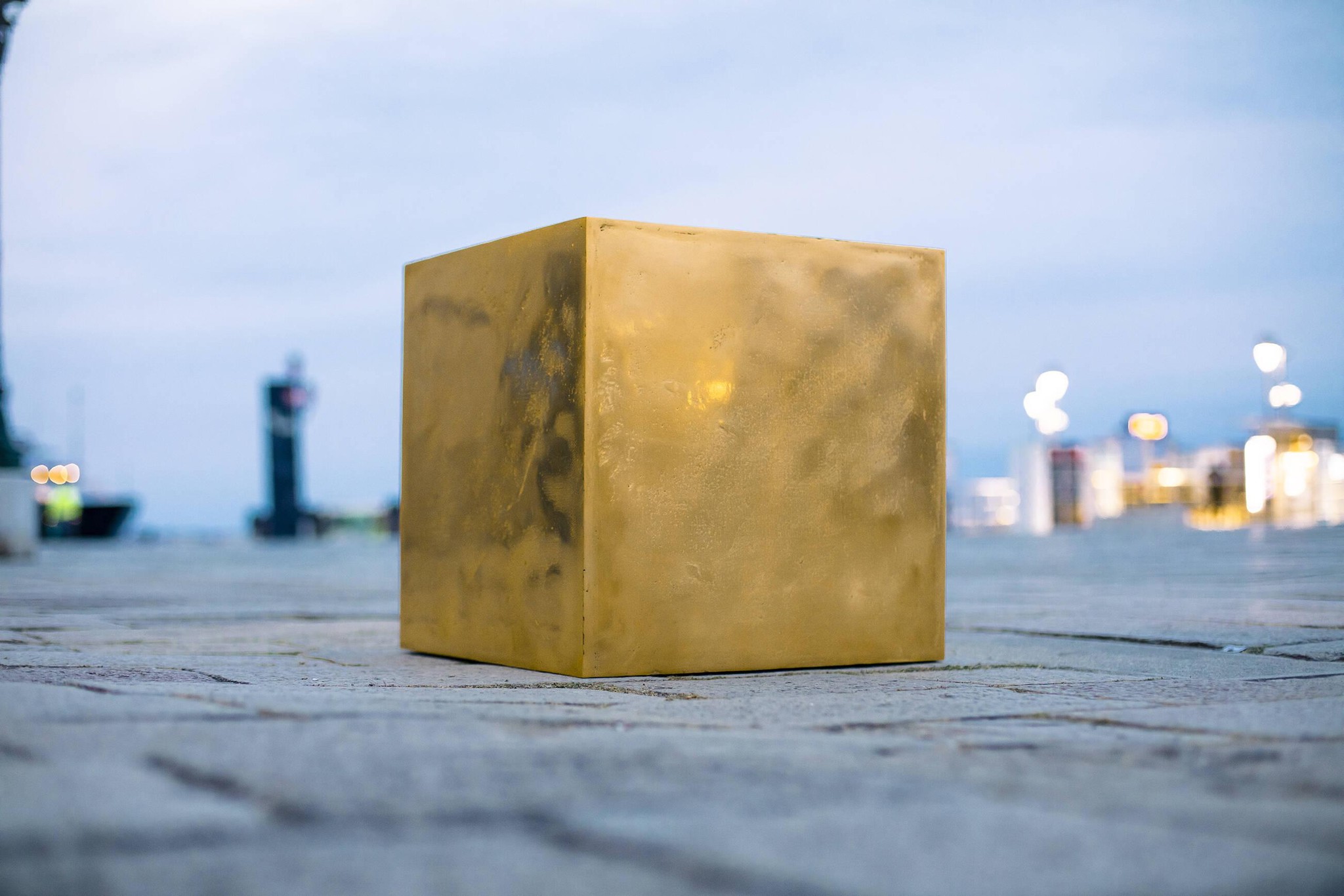 Ungewöhnliches Kunstwerk in Zürich: Ein Würfel aus 186 Kilo Gold steht ...