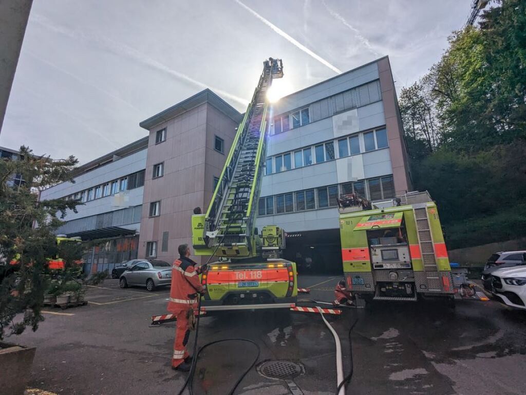 Kreis 3 in Zürich: Feuerwehr evakuiert Bürogebäude wegen Kaminbrand ...
