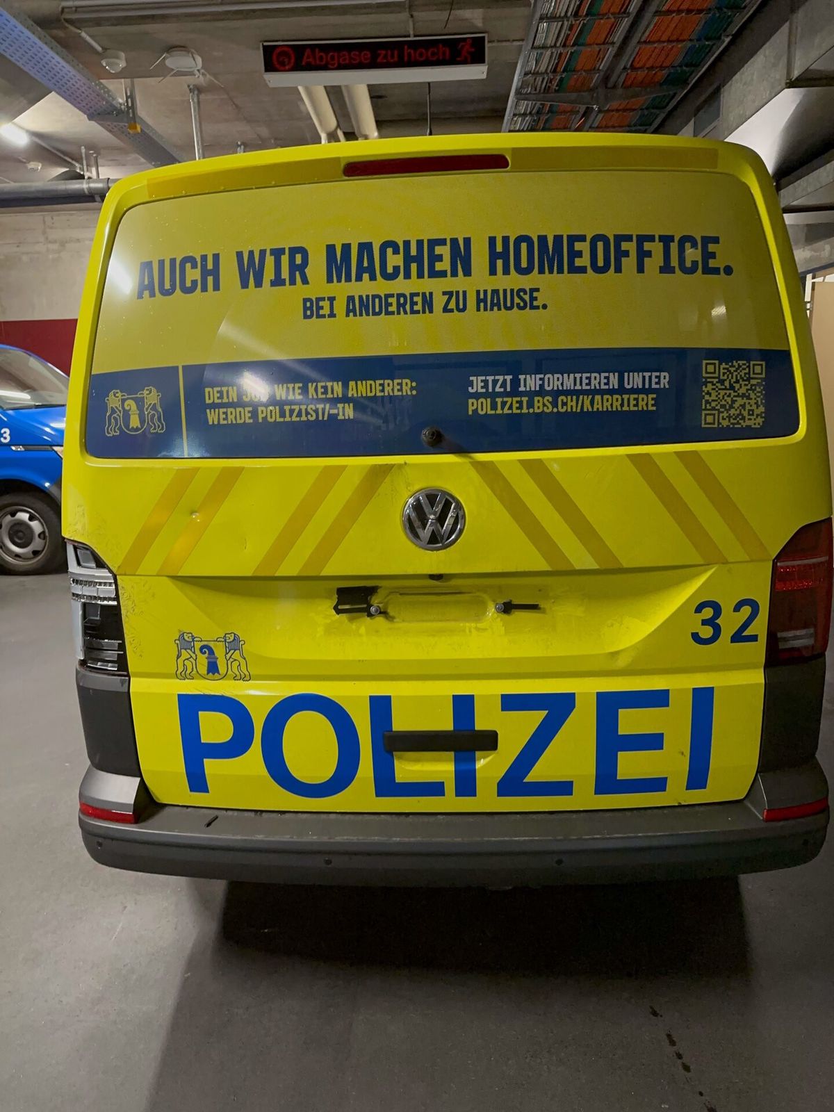 Am frühen Neujahrsmorgen: Basler Polizei-Patrouille von Hunderten ...