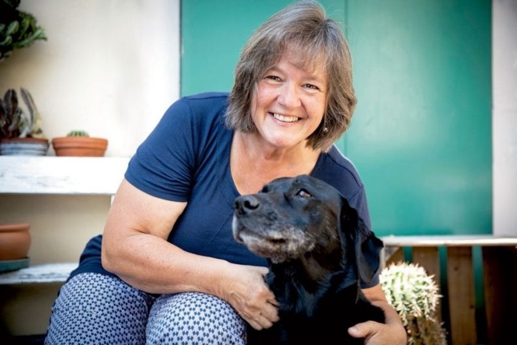 Esther et son chien Chhay recherchent les personnes disparues