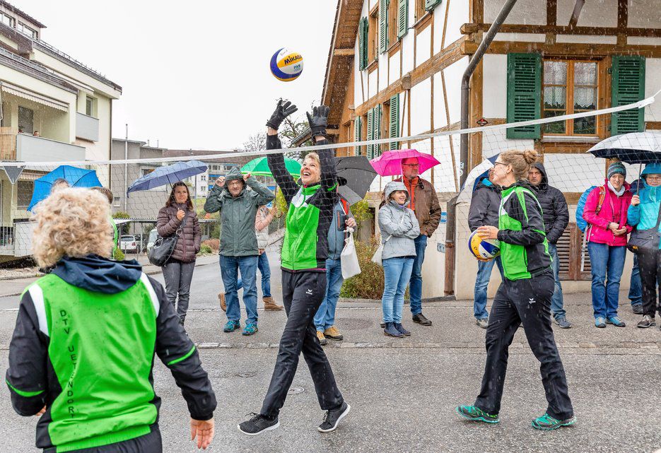 Grauer Tag, bunter Umzug | Berner Zeitung