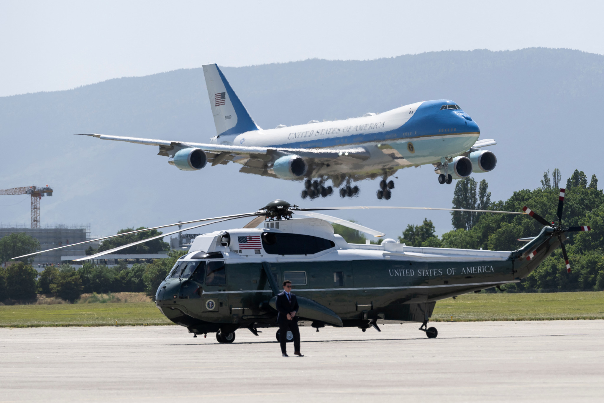 Schwere Eskorte nach Évian: Hier landet Donald Trump in Genf und steigt ...
