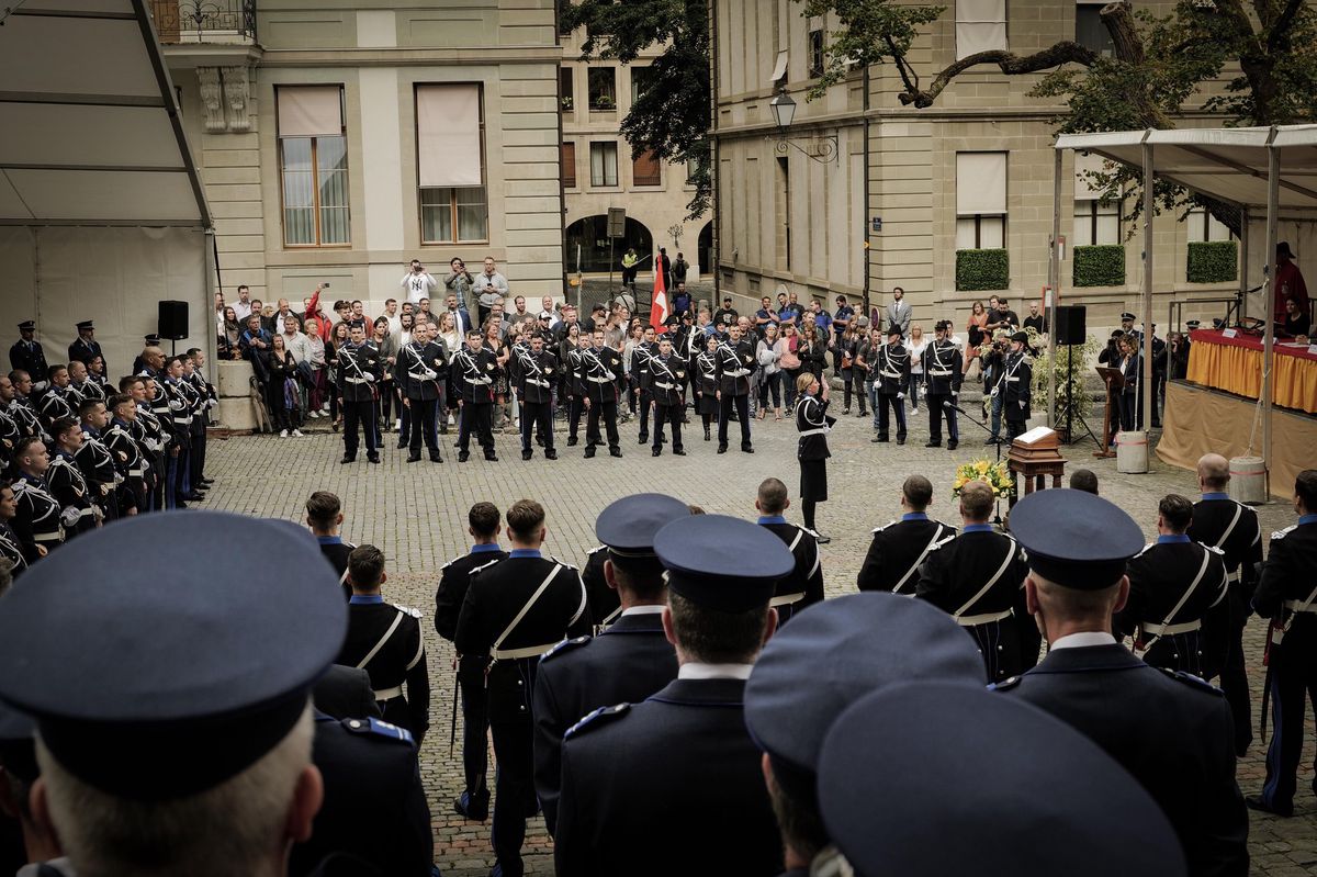 Police genevoise: Ils et elles ont prêté serment, la main droite levée ...