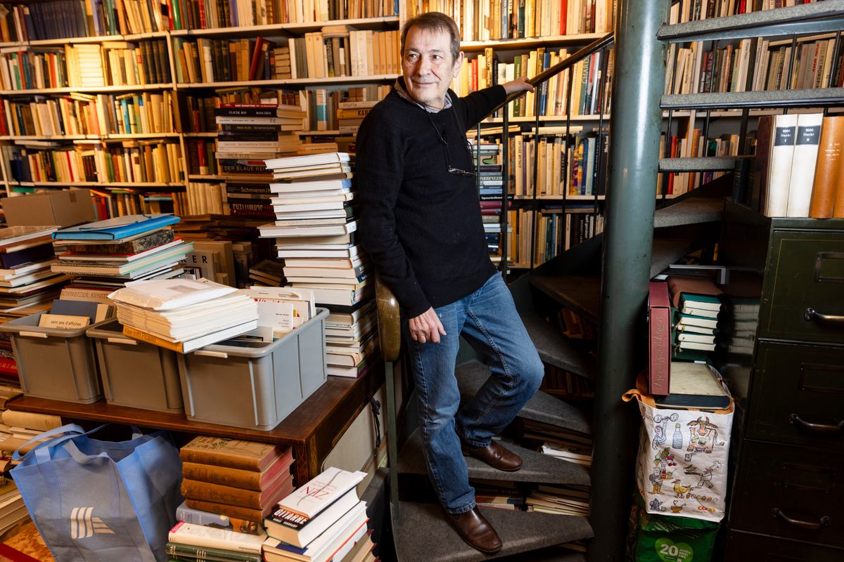 Antiquariat in Winterthur: Er durchforstet Bücherberge auf der Suche ...