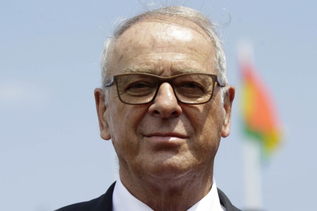 Ogi goûte le vacherin aux Charbonnières | Tribune de Genève