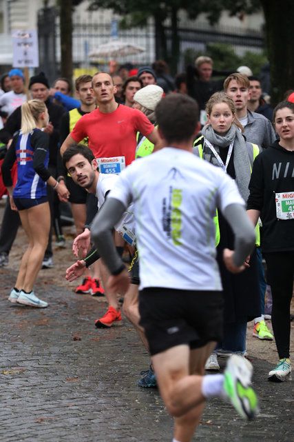 Sportive et festive, la Course de l'Escalade défile en clair-obscur ...