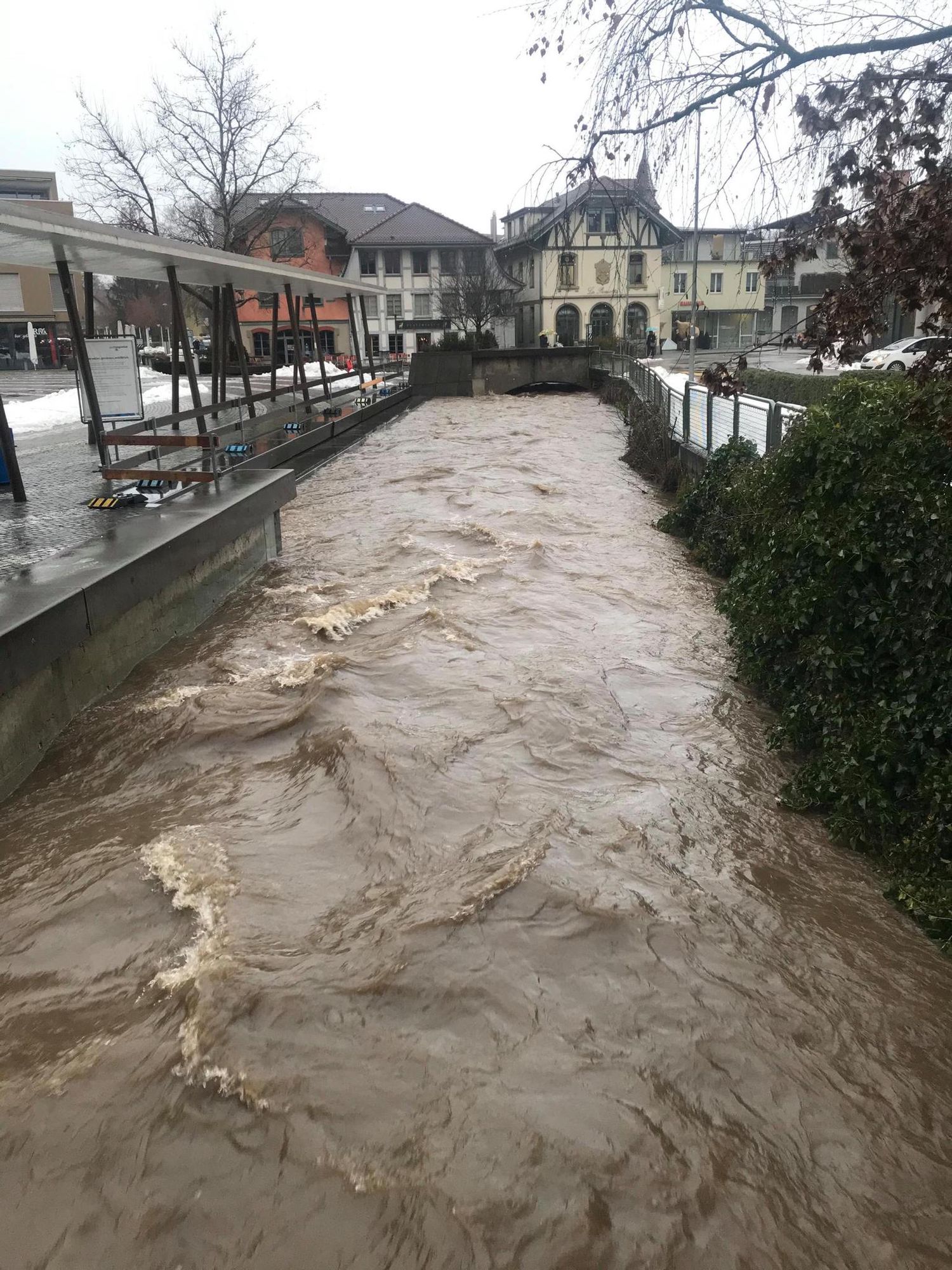 Wasserpegel in Langenthal – Das Ufer ist schon abgesperrt | Berner Zeitung