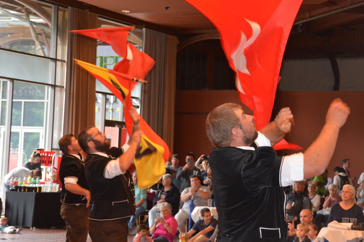 Bundesfeier in Interlaken: Viele Fahnen – und einige «Zusatz-Goodies ...