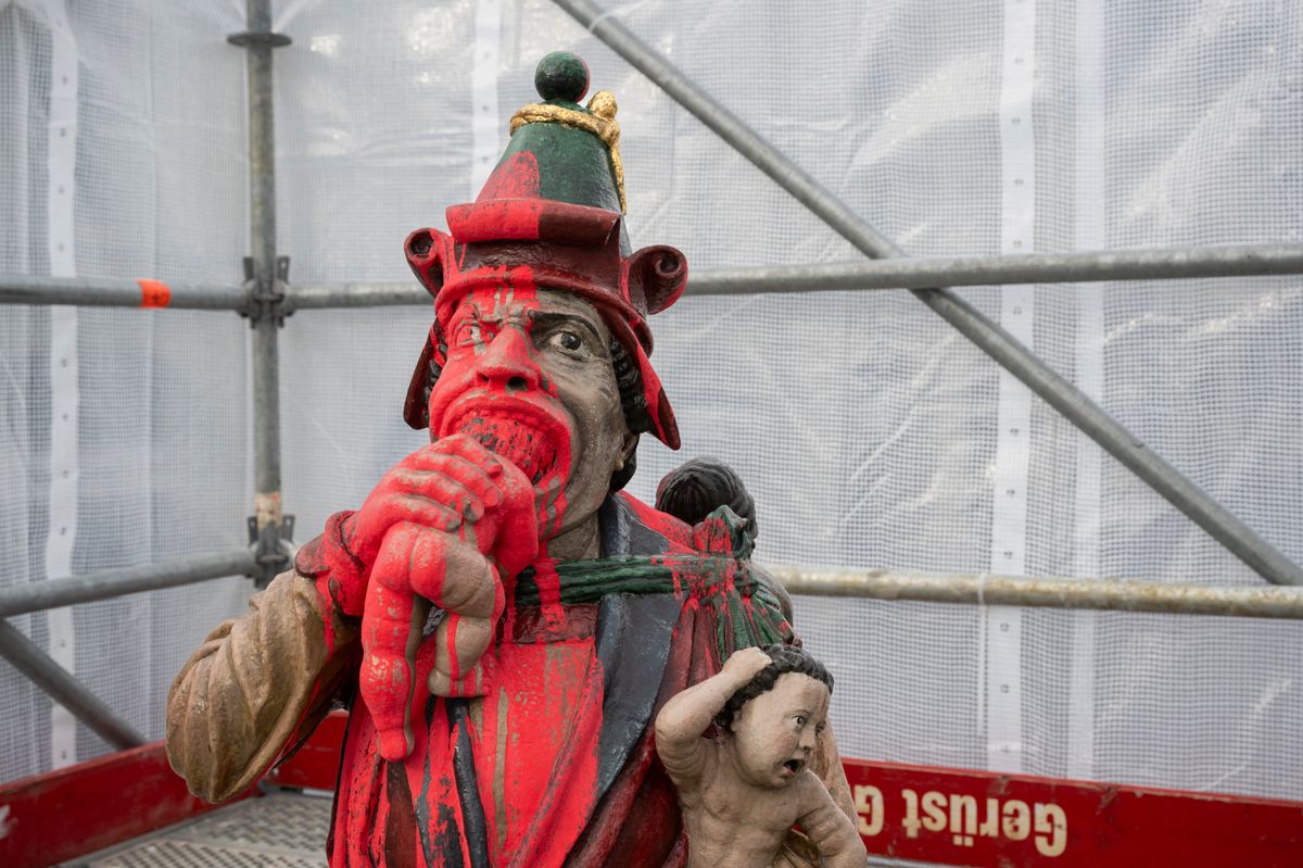 Kindlifresserbrunnen Bern: Putzarbeiten nach dem Farbanschlag | Der Bund
