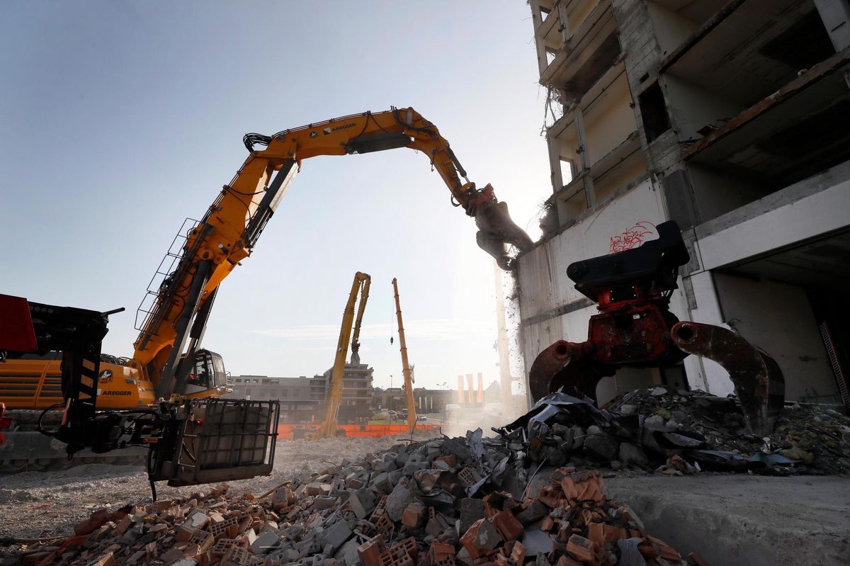 Spektakulärer Abbruch in Regensdorf - Grösster Bagger Europas zerlegt ...