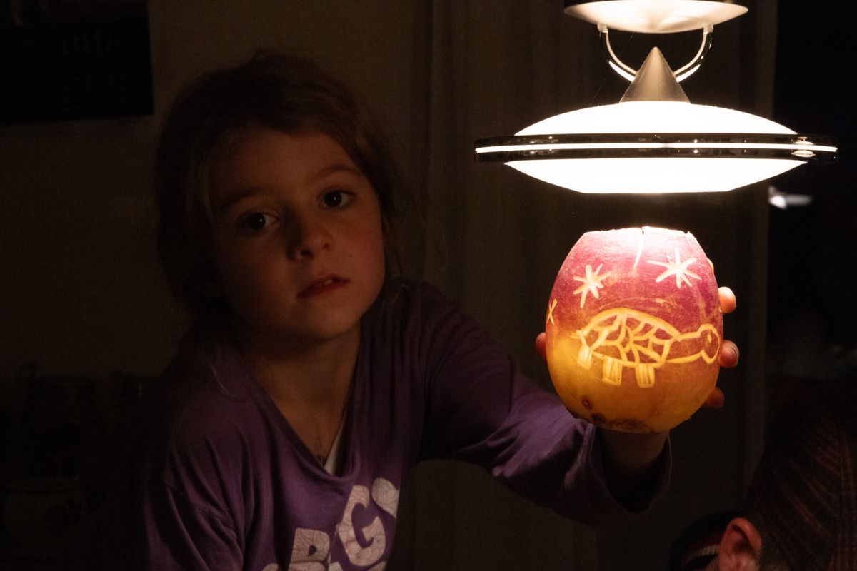 Räbechilbi Richterswil 2023 : Diese Familie schnitzt für ihren Garten ...