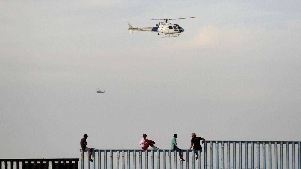 Erste Migranten klettern über Grenzzaun der USA | Der Bund