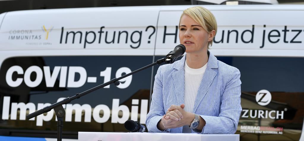 Schorle-Attacke auf Natalie Rickli: Geldstrafe und Busse für Angriff ...