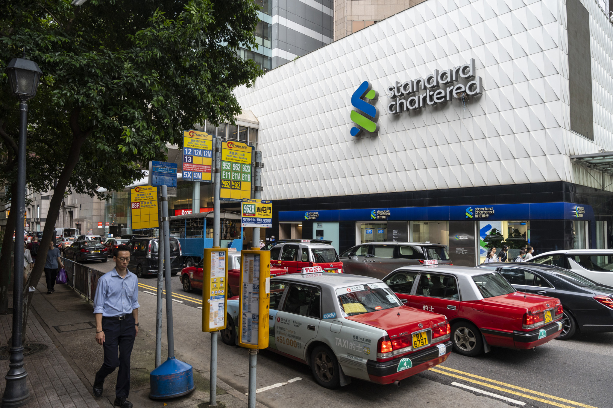 Standard Chartered streicht 7000 Jobs durch AI bis 2030