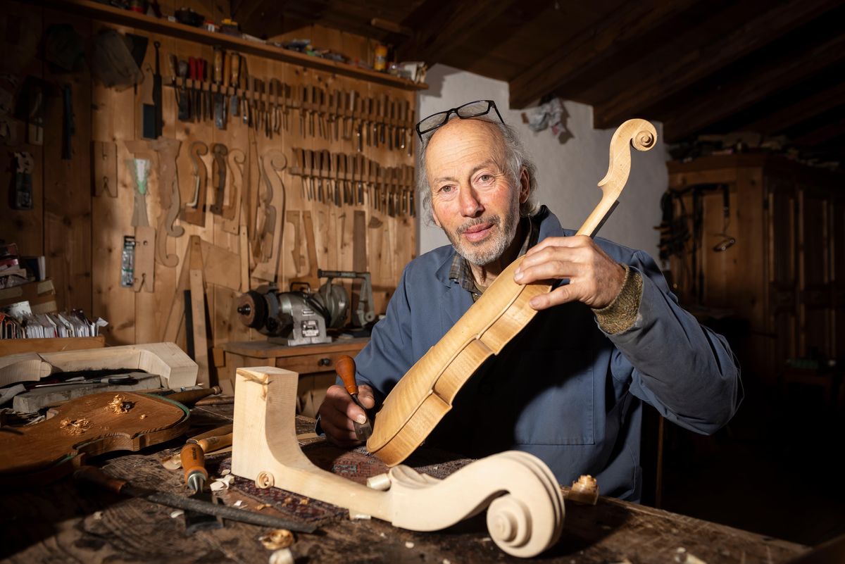 Schweizer Geigenbau: Besuch bei Hans-Martin Bader in Premier | Tages ...