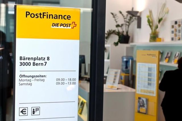 Postfinance rapporte moins que les grandes banques