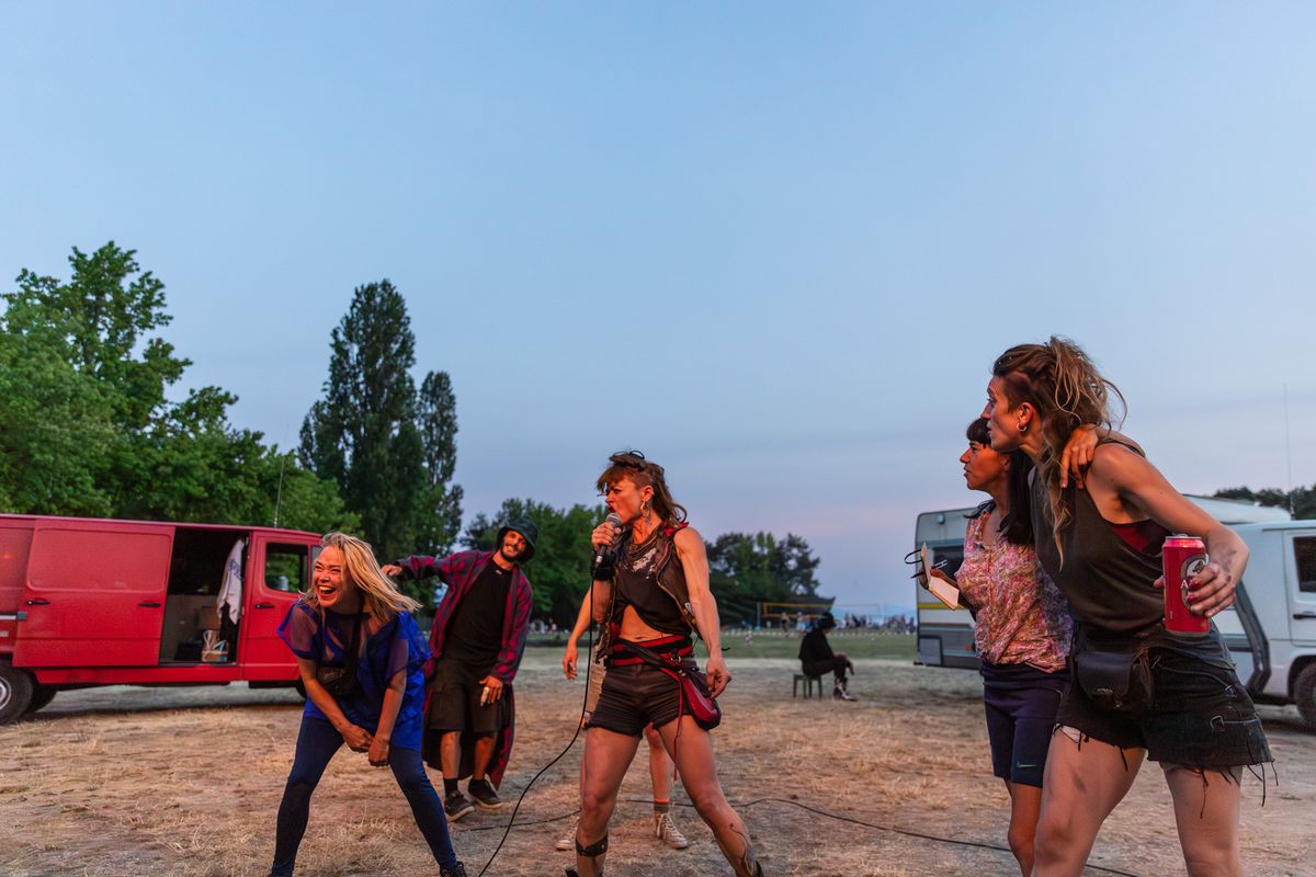 Une création punk et foutraque: Vidy s’offre un «Spectacle de merde ...