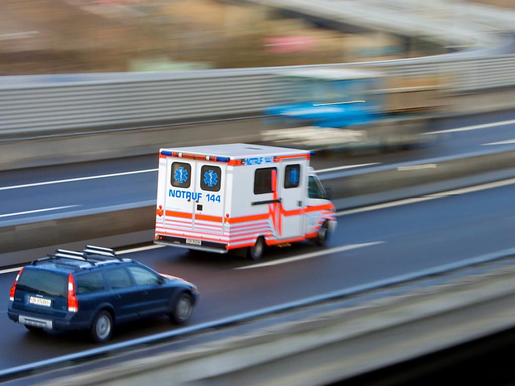 Stadtzürcher SVP-Gemeinderäte fordern: Zürich soll Krankenwagen in die ...