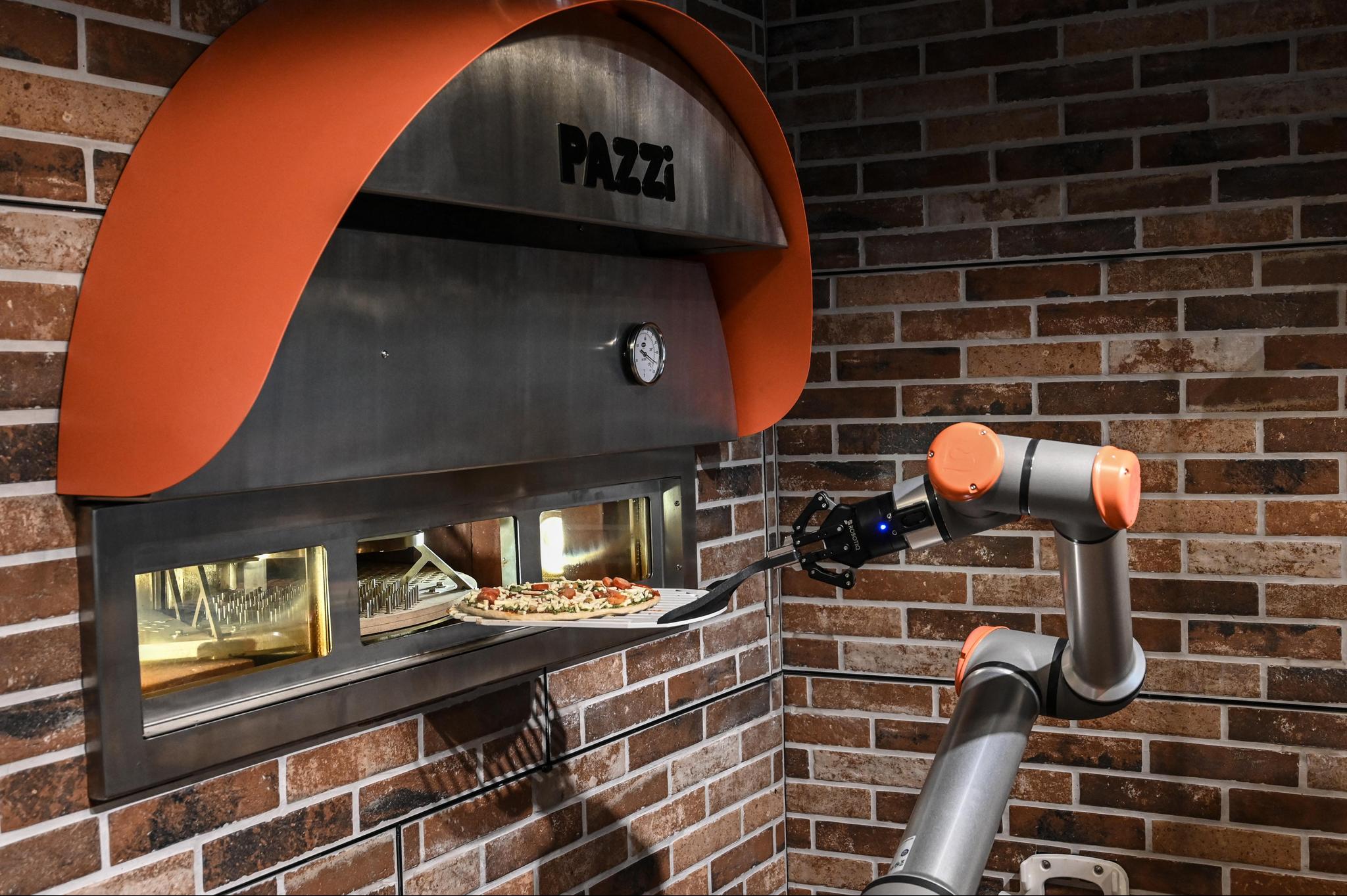 France - Pazzi, le robot cuisinier qui fait la pizza sous vos yeux - Le ...
