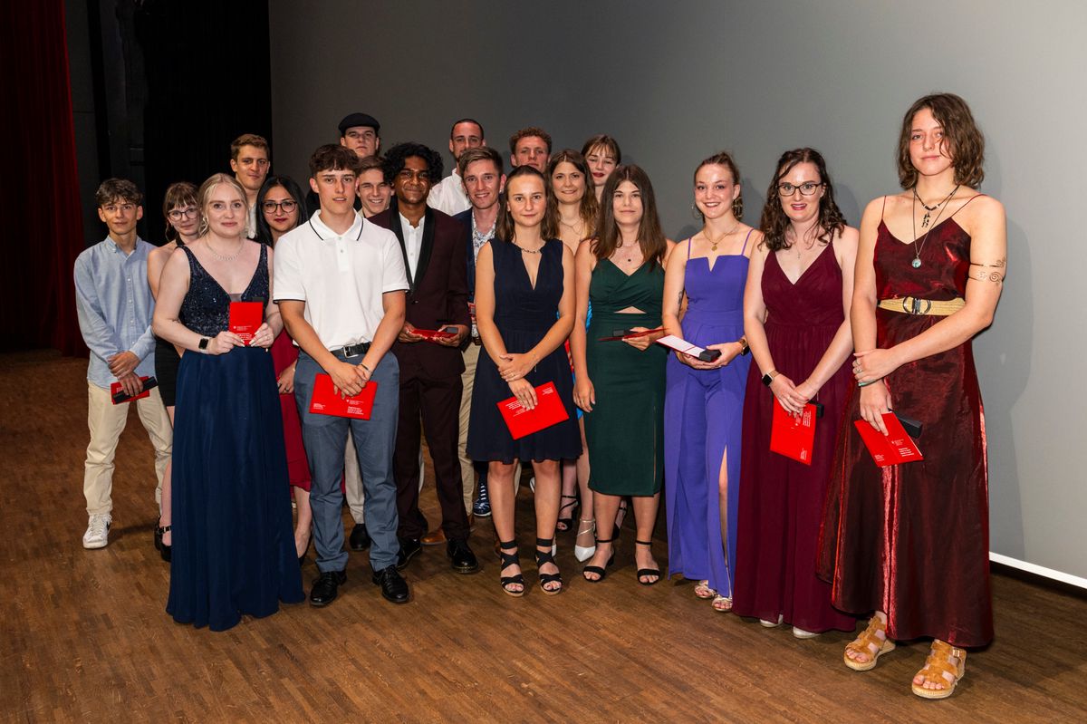 Berufsabschlussfeier in Spiez: Ausgezeichnete Zeichnerinnen und ...