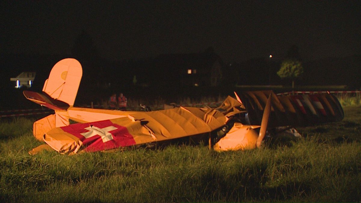 Kleinflugzeug kracht auf Feld - Ein Toter bei Absturz von Doppeldecker ...